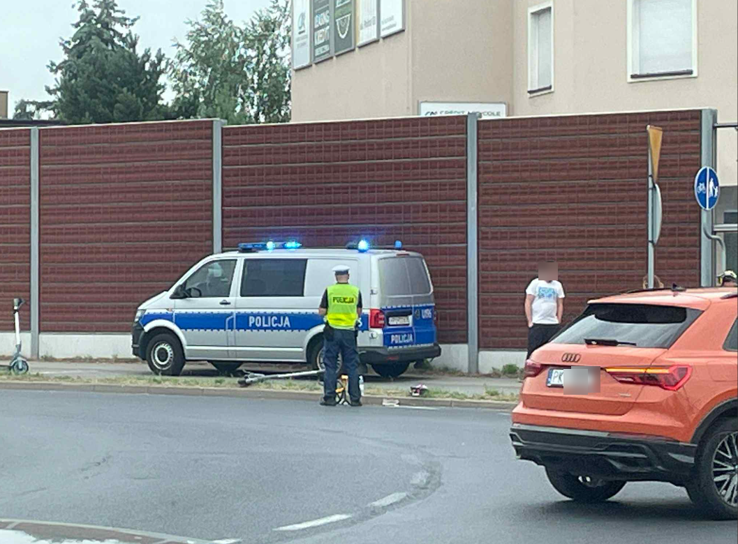 Sekundy od tragedii! Kobieta na hulajnodze pod kołami Skody